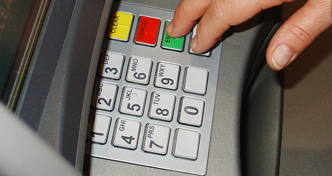 Betrug am Geldautomaten: Skimming und Cash Trapping | wissen.de