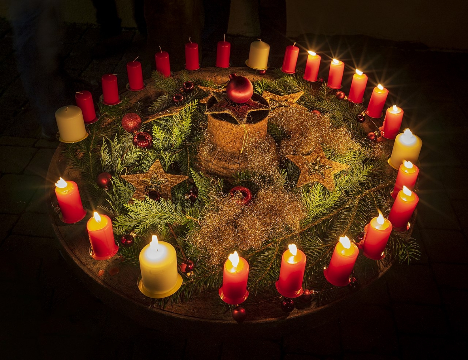 Woher kommt der Adventskranz? | wissen.de