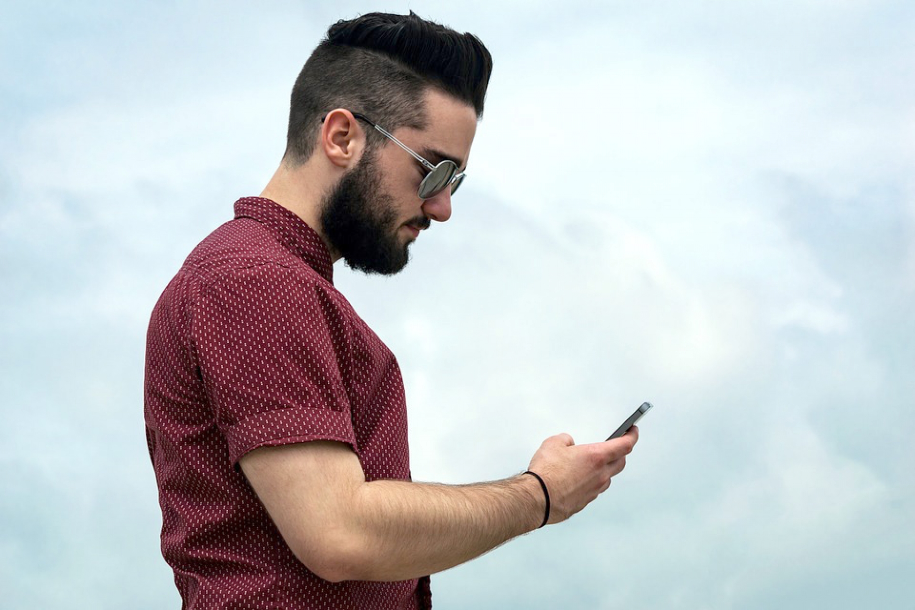 Gerät hoch statt Kopf runter: Tipps gegen den Handynacken | wissen.de