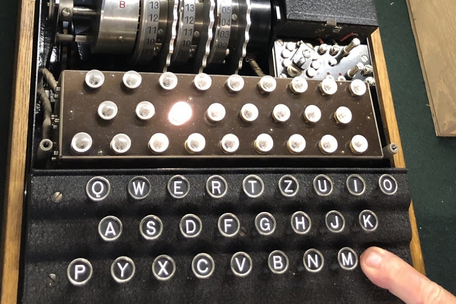 Wie der Code der legendären Enigma-Maschine geknackt wurde | wissen.de